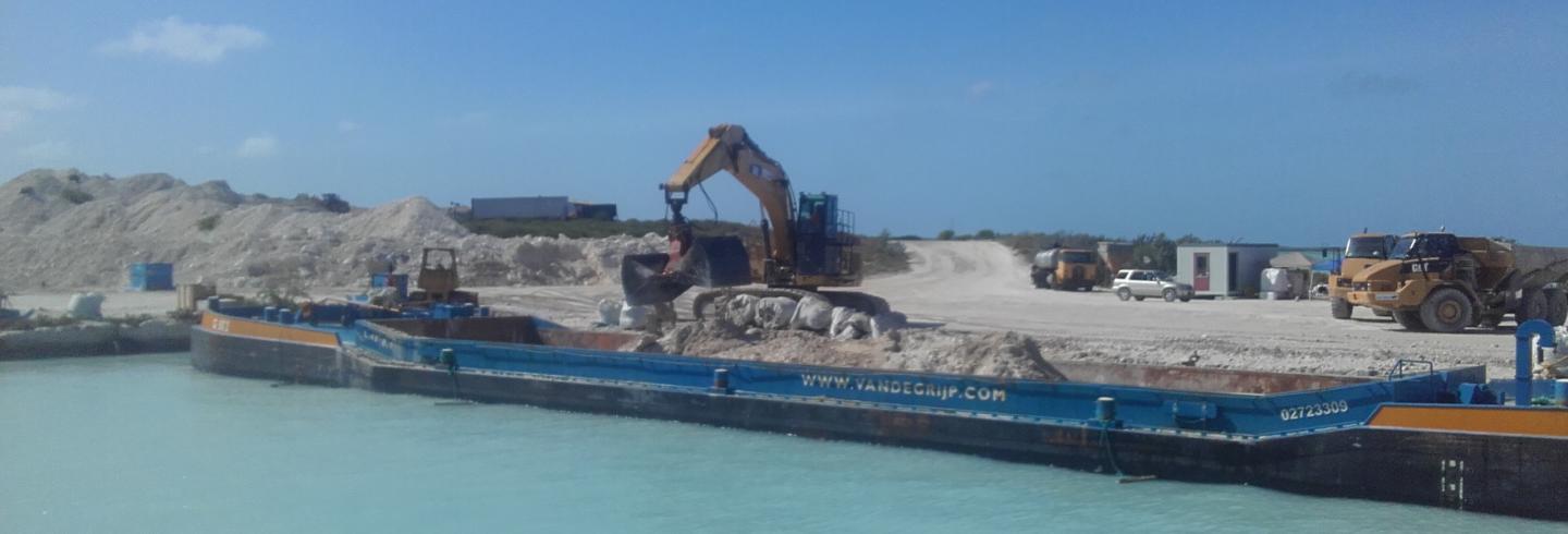 Rental 2 split barges for work in the Bahamas | Van de Grijp